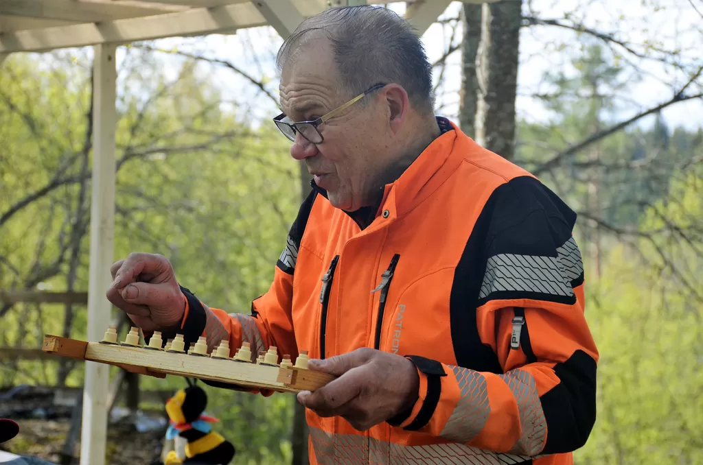 Veikko Riikonen palkittiin vuoden mehiläistarhaajana | Koti-Karjala